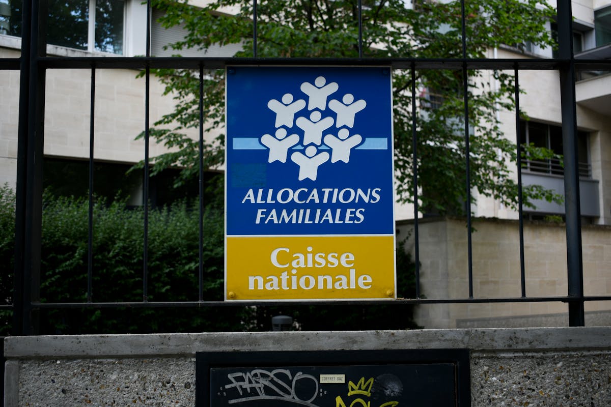 La CAF va-t-elle vraiment vous verser une prime de 3000 € en 2023 ...
